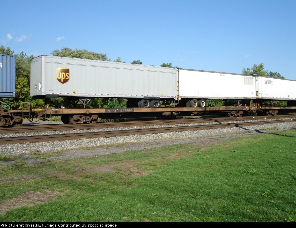 RTTX 251904 Flatcar w/UPS Trailer EB